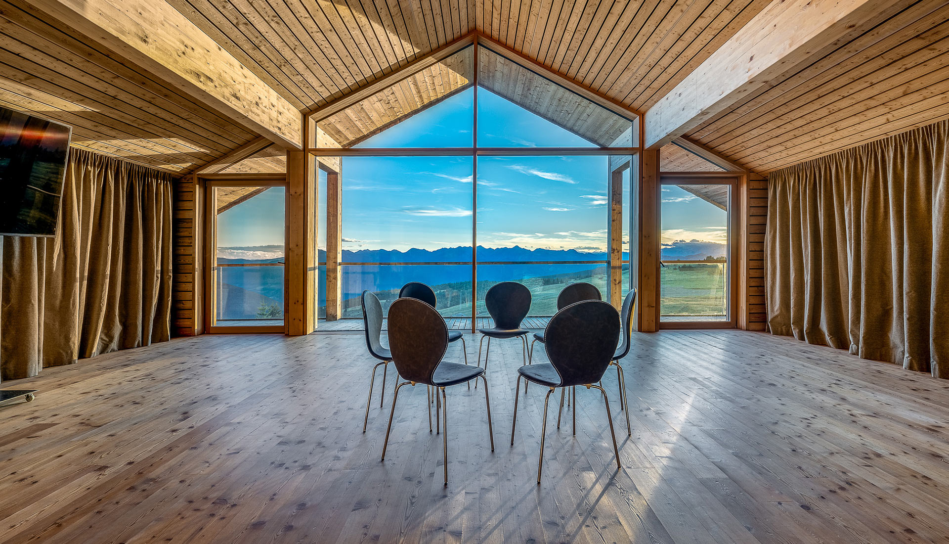 Deine Unterkunft auf der Alm in Südtirol! Starkenfeld – modern ...